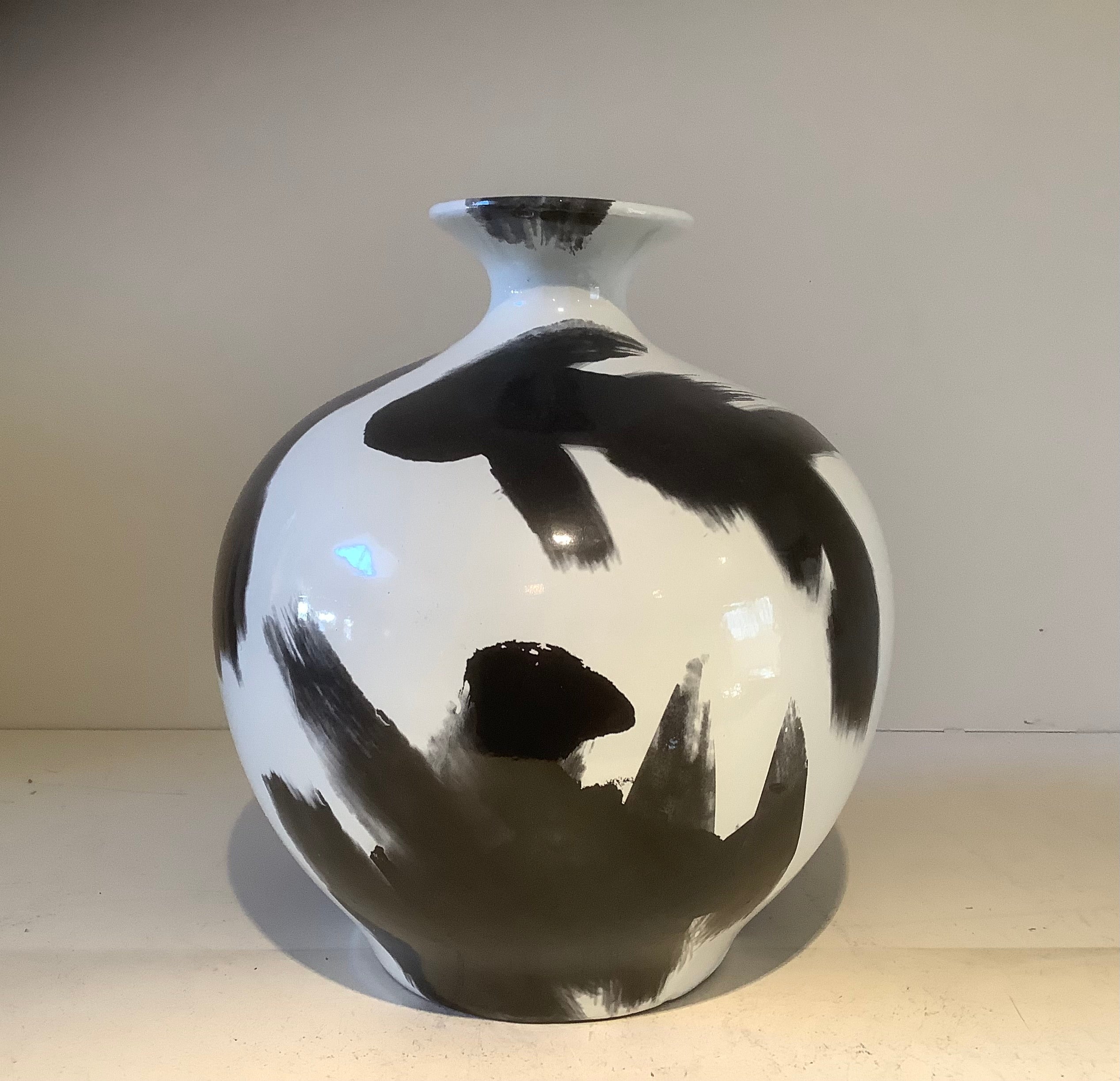 Black Paint Splash Ceramic Pot – Inside Out Design